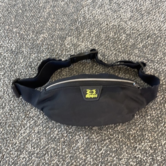 Amphipod | Bags | Amphipod Airflow Endurance Waist Pack Black | Poshmark